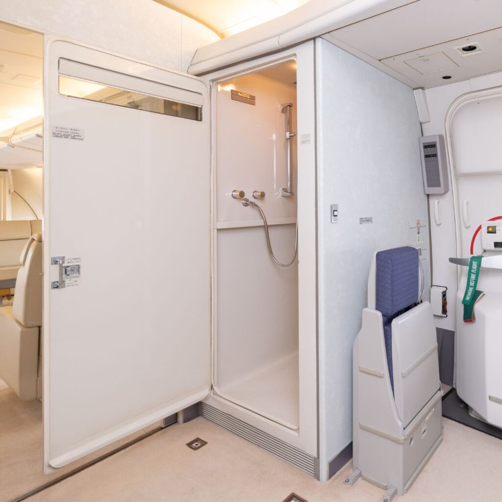 Japanese Air Force One B747 VIP Shower Room 航空自衛隊 日本国 旧政府専用機 シャワールーム 補用 ...